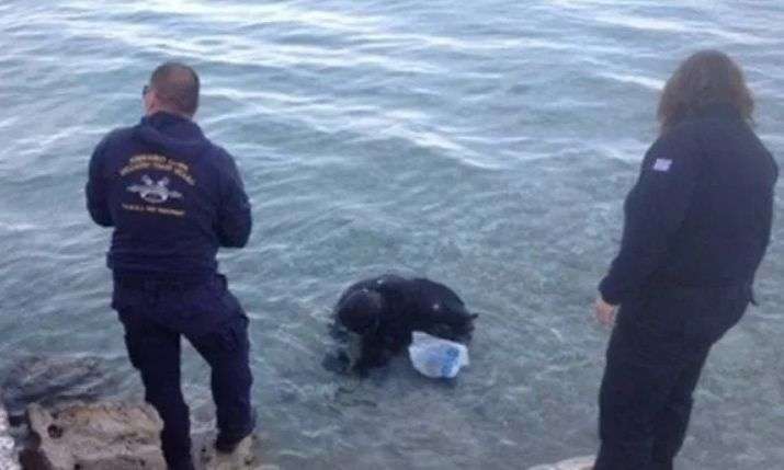 ΘΡΙΛΕΡ ΣΤΗΝ ΠΑΤΡΑ: Κολυμβητής «ψάρεψε» όπλα από τον βυθό της θάλασσας ...