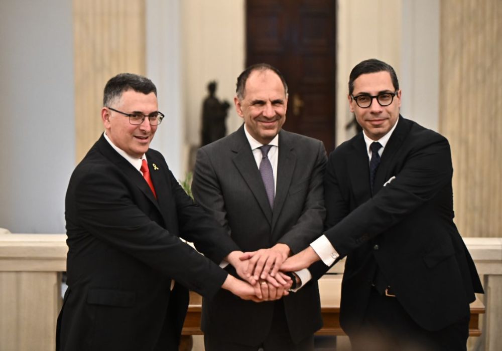 ΟΙ ΚΥΠΡΙΟΙ ΒΓΑΖΟΥΝ «ΣΤΗ ΣΕΝΤΡΑ» ΤΟΝ ΓΕΡΑΠΕΤΡΙΤΗ - Voice News