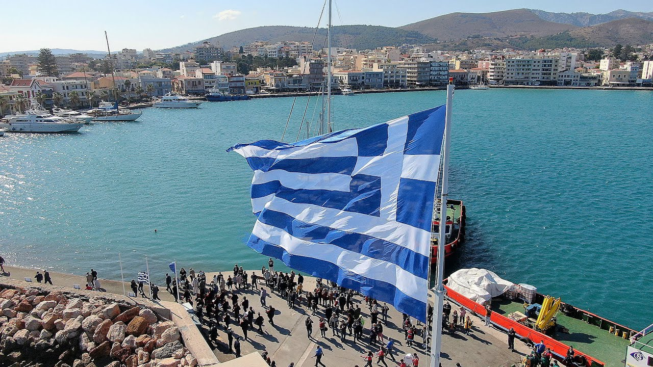 Τιμή και δέος στο λιμάνι της Χίου: Ελληνική σημαία 150 τ.μ. κυματίζει ...