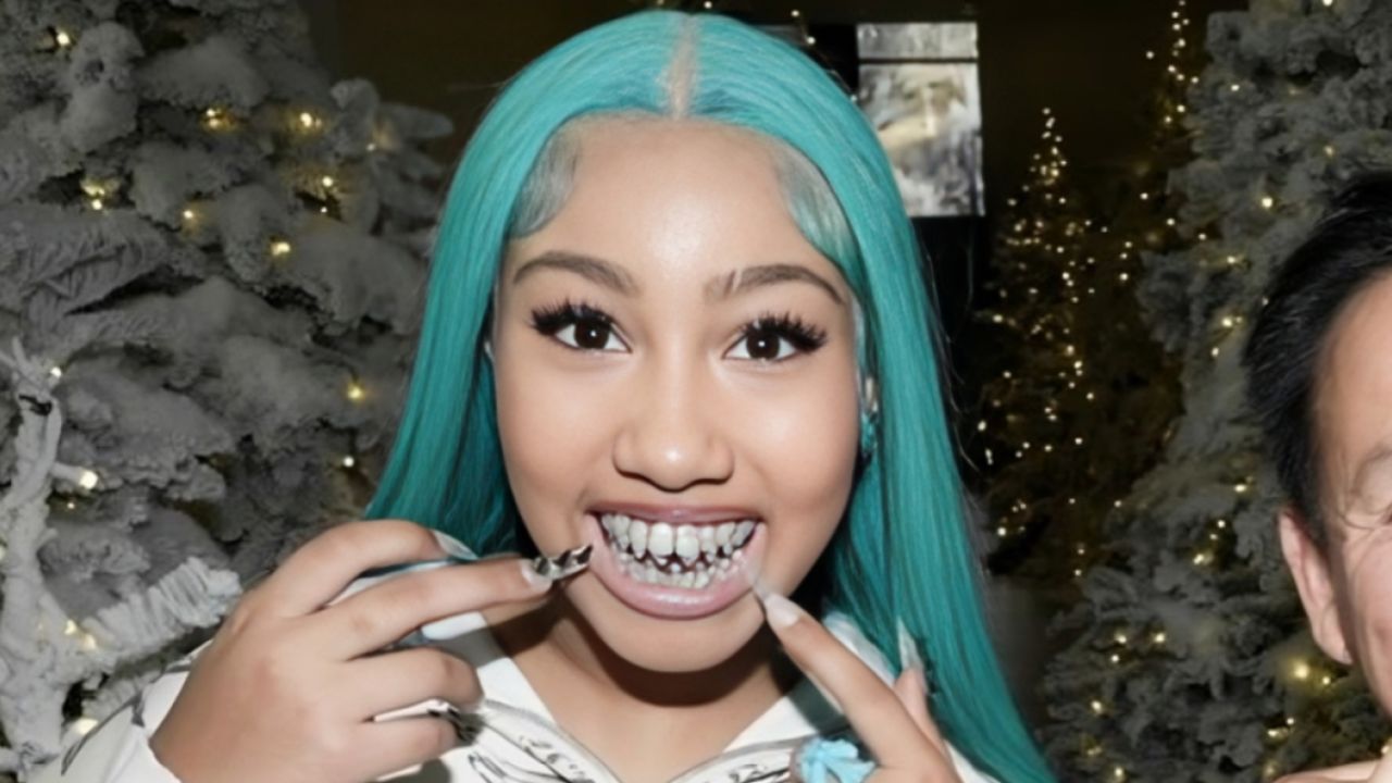 Σάλος με τη Νορθ Γουέστ: Στα 12 της με μπλε μαλλιά, μακριά νύχια και ...