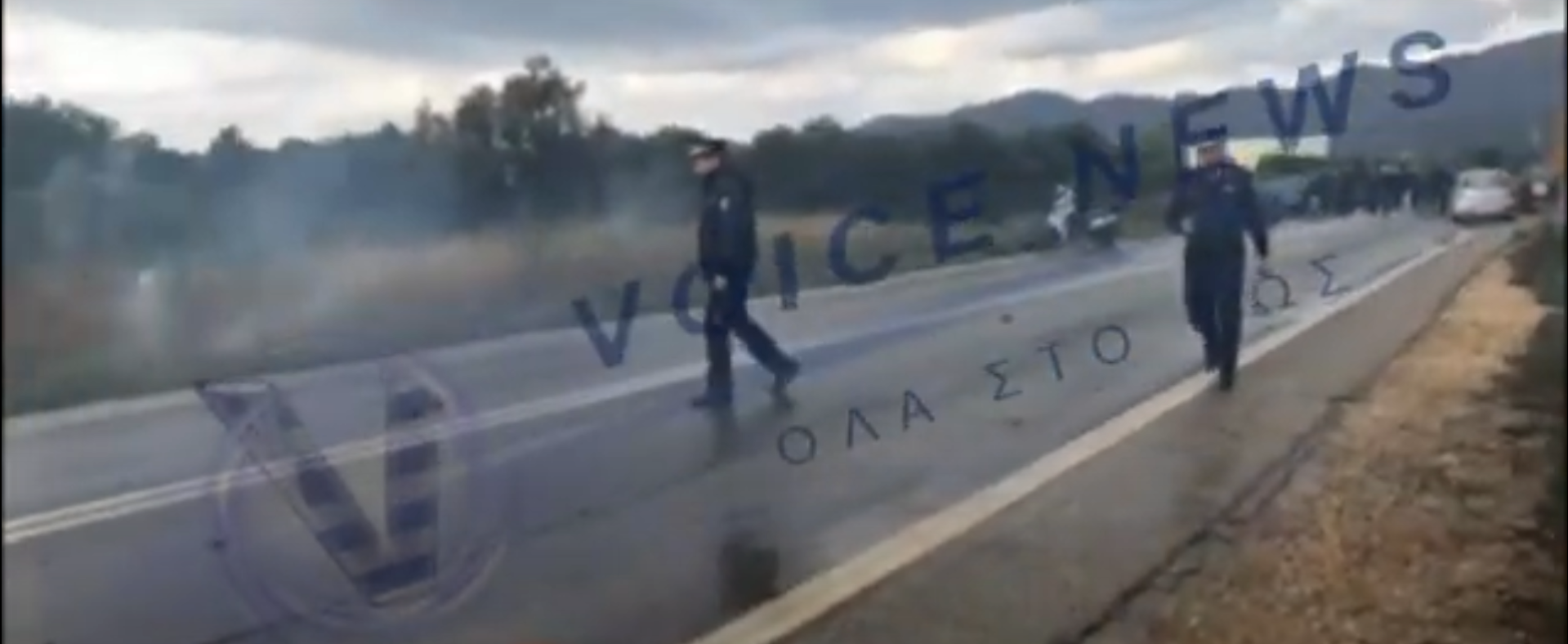 ΔΕΙΤΕ ΤΗ ΣΤΙΓΜΗ ΤΟΥ ΤΡΑΥΜΑΤΙΣΜΟΥ ΤΟΥ ΑΣΤΥΝΟΜΙΚΟΥ ΣΤΑ ΧΑΝΙΑ ΑΠΟ ΠΕΤΡΑ ...